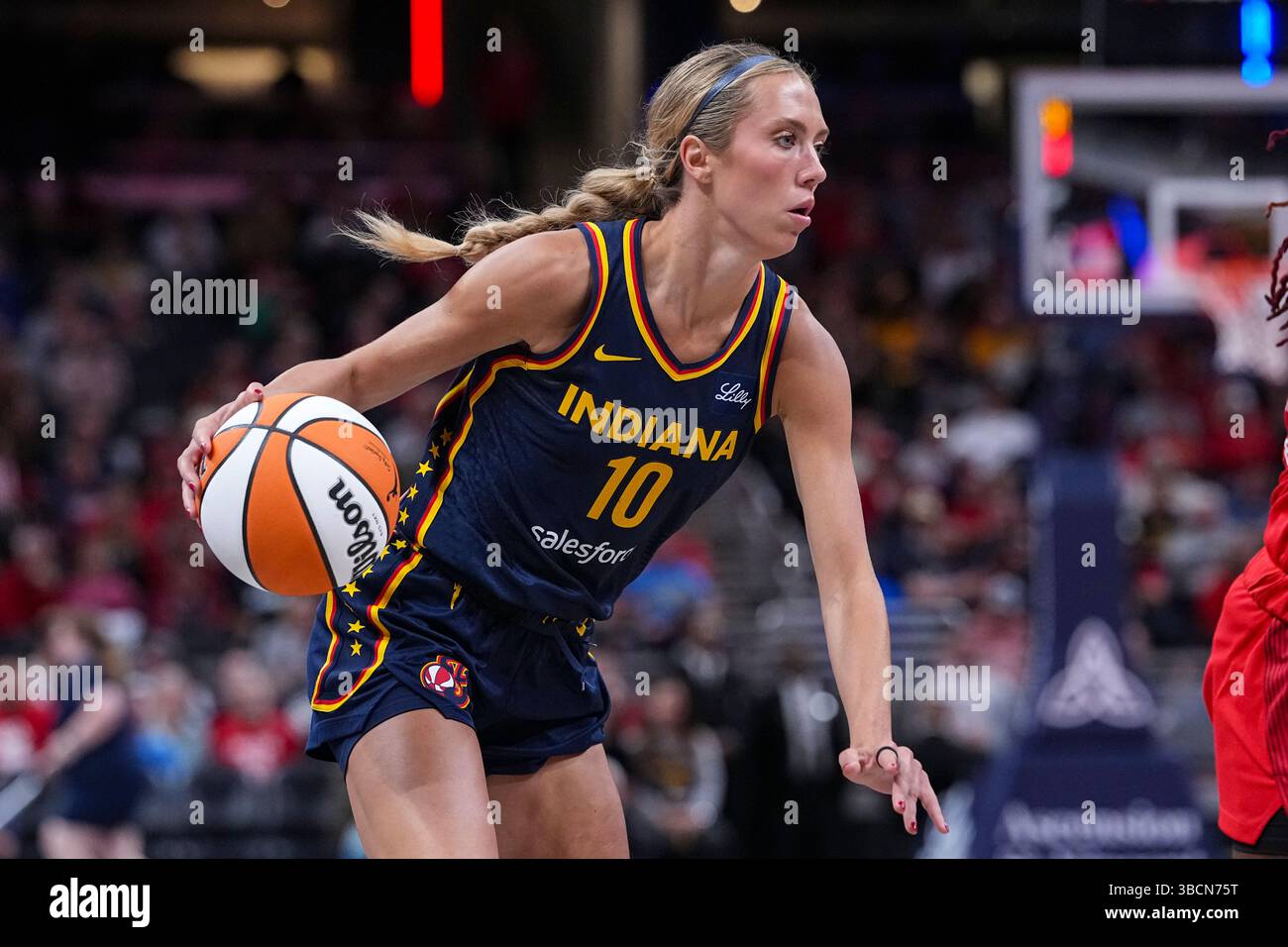 Indiana Fever guard Lexie Hull (10) plays against the Atlanta Dream in ...