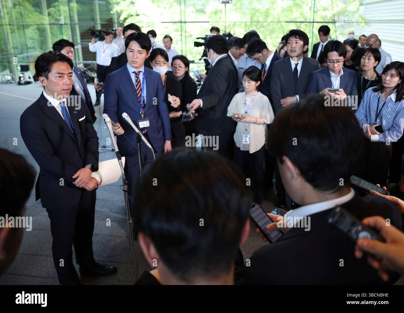 Shinjiro KOIZUMI, the former Environment Minister (L), speaks to the ...