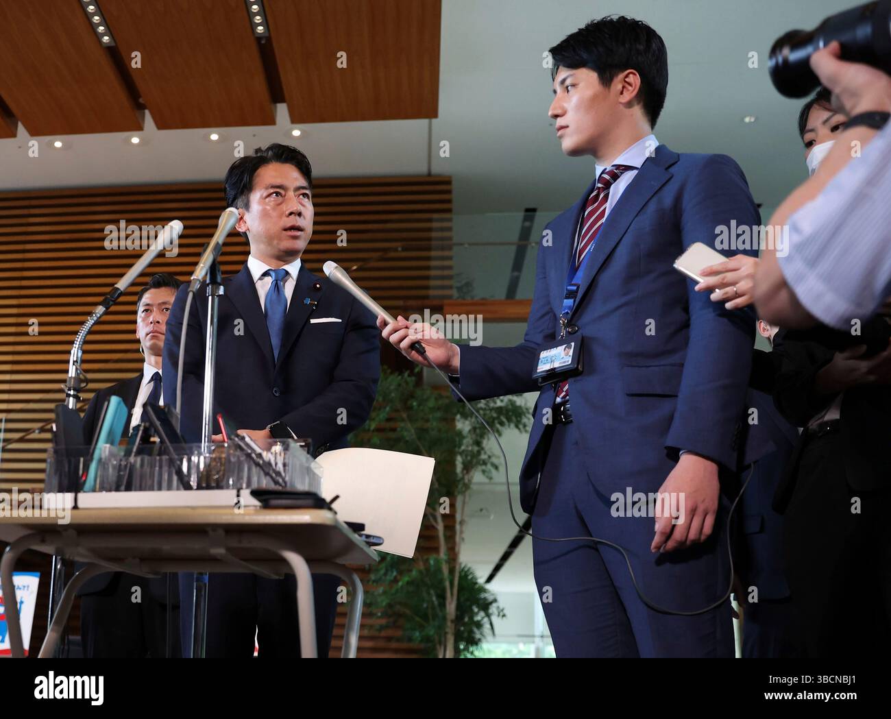 Shinjiro KOIZUMI, the former Environment Minister (L), speaks to the ...
