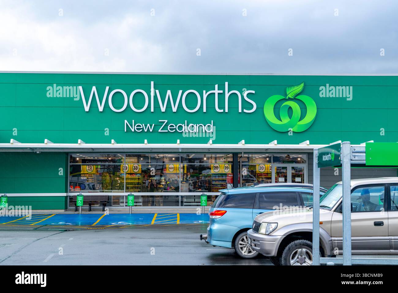 Woolworths logo new zealand hi-res stock photography and images - Alamy