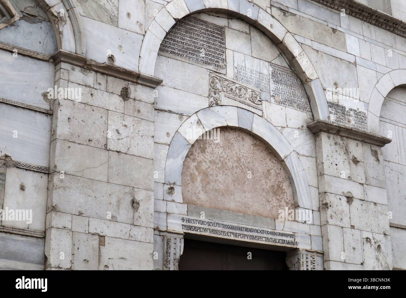 Benevento - Epigrafi di spoglio sulla facciata romanica del duomo Stock ...