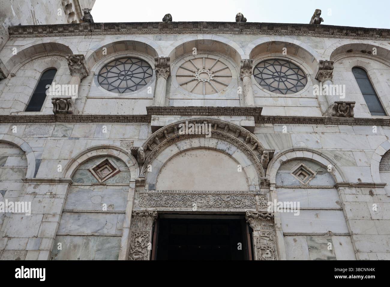 Benevento - Facciata romanica del duomo Stock Photo - Alamy