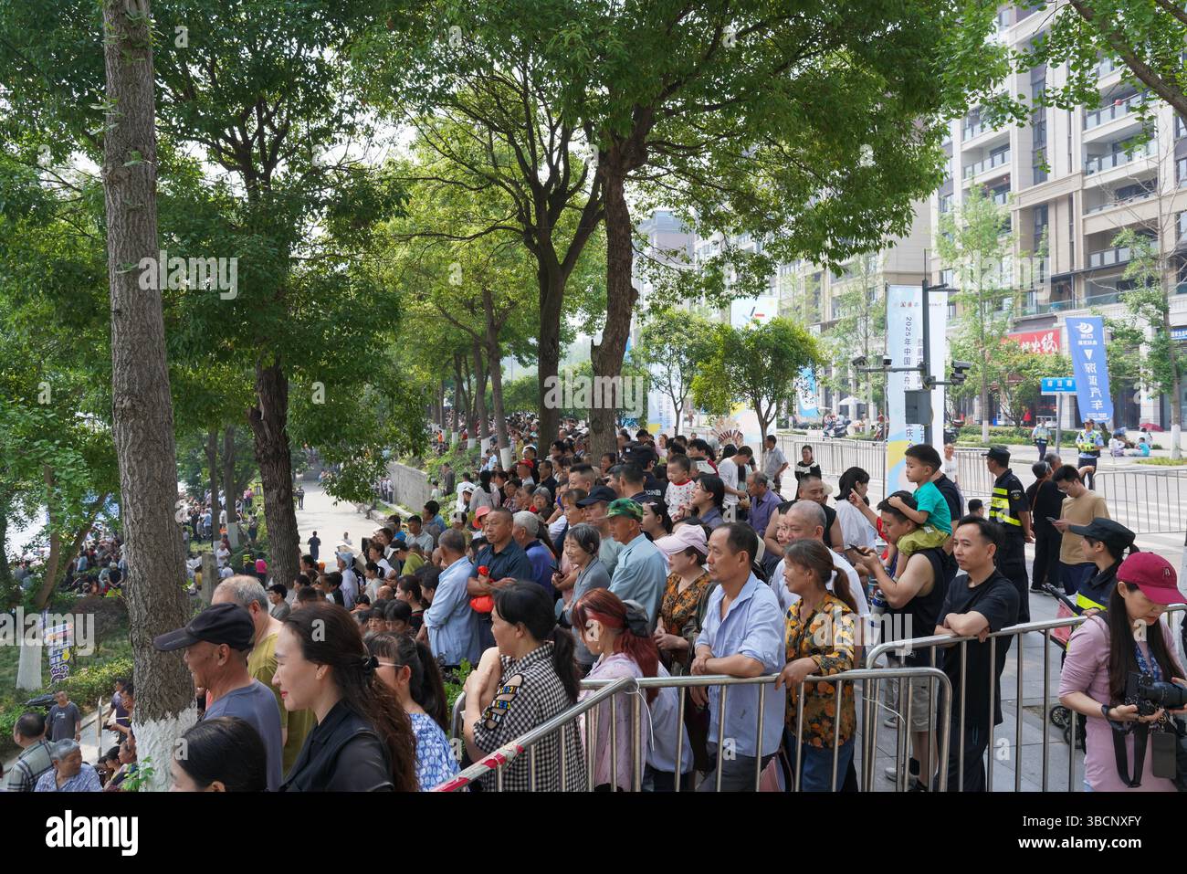 A dragon boat race kicks off in Chongqing, China, 18 May, 2025 Stock ...