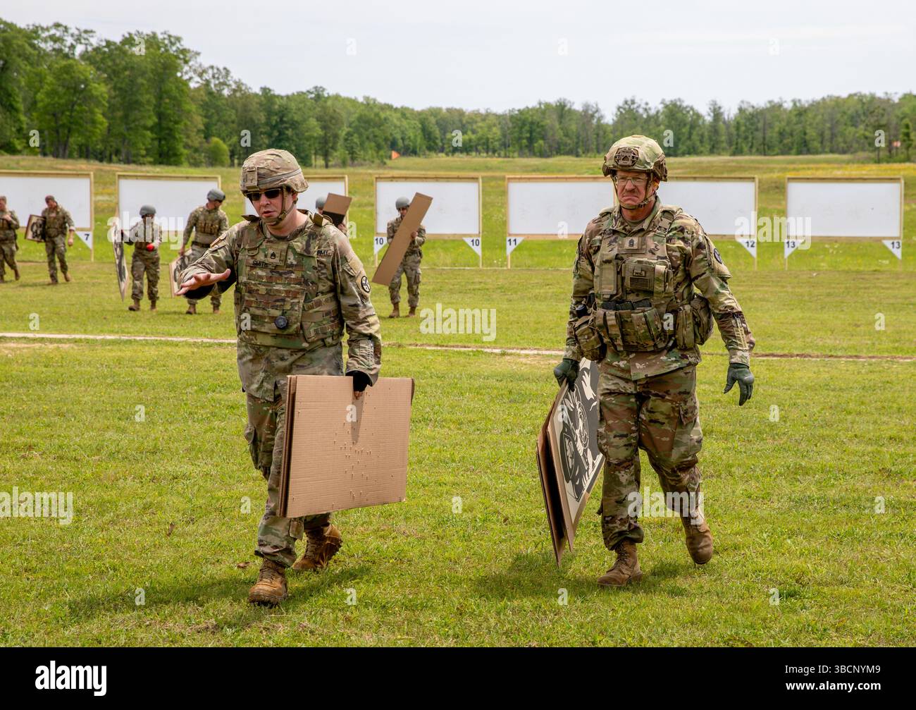 Tennessee Army National Guardsmen retrieve their targets for scoring ...