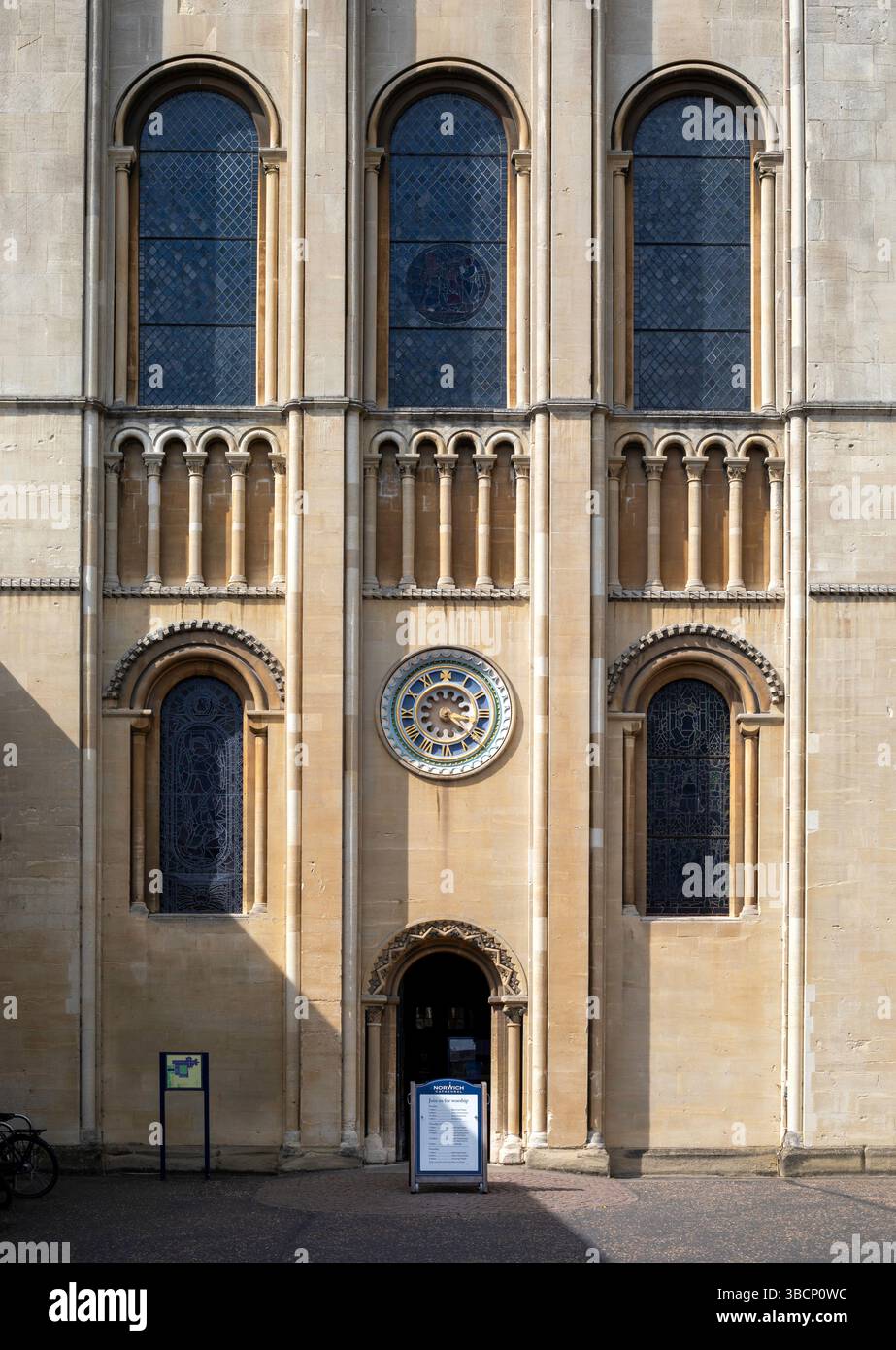 Pillars on facade hi-res stock photography and images - Alamy