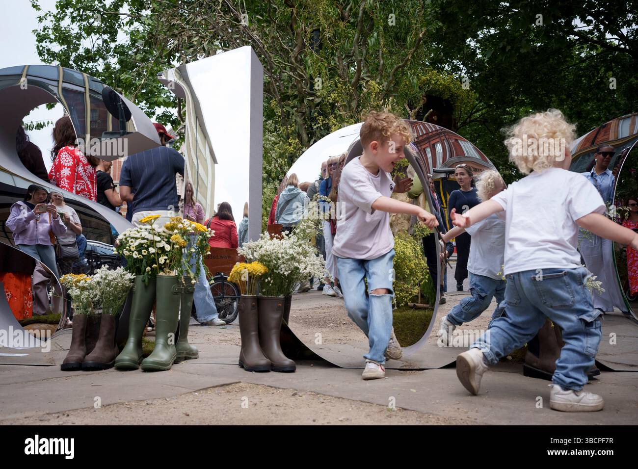 Children play between mirrors in Sloane Square during the Chelsea ...