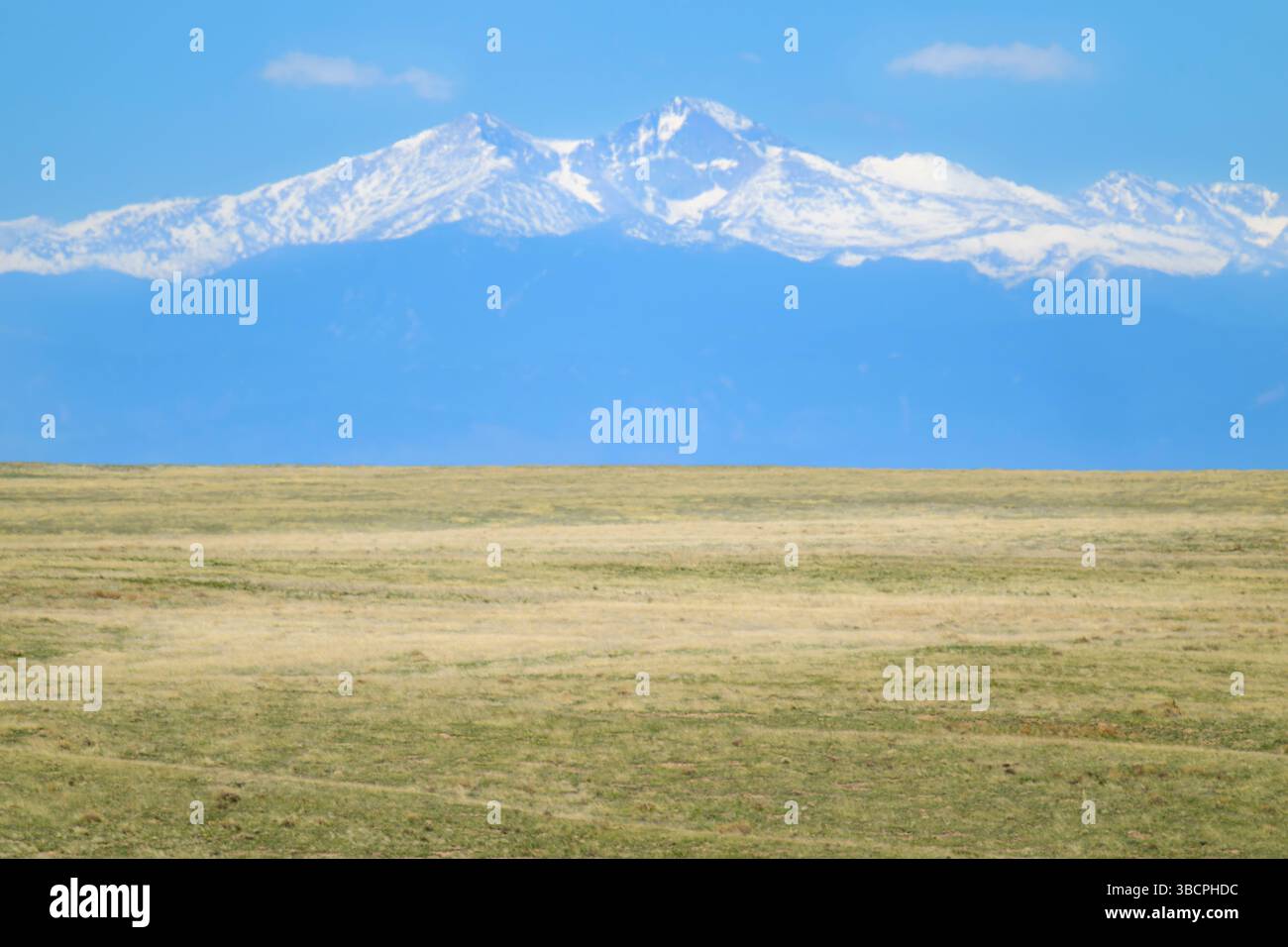 Prairie from the Pawnee national grasslands with the rocky mountains in ...