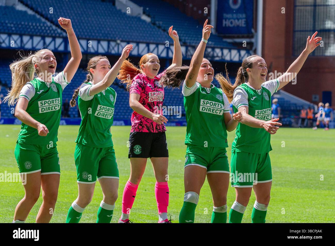 Hibernian fans women hi-res stock photography and images - Alamy
