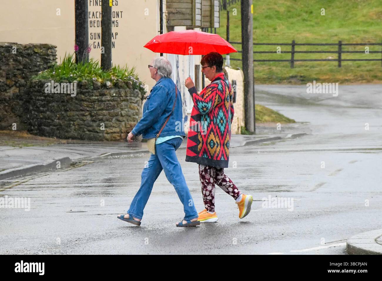 Heavy rain uk 2025 umbrella hi-res stock photography and images - Alamy