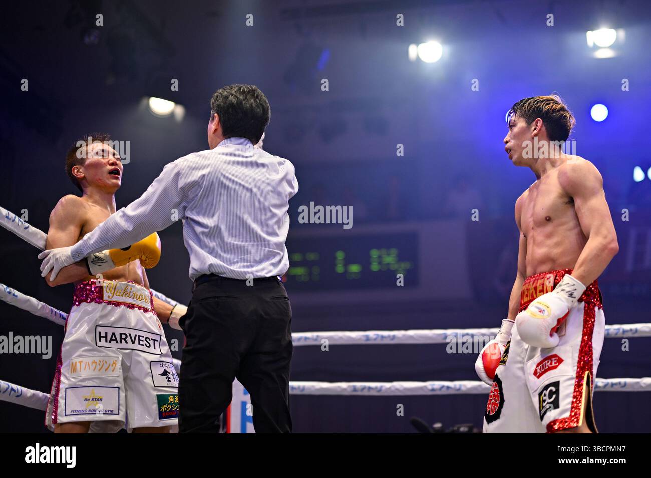 Referee steps in between Champion Subaru Murata (white gloves) and challenger Yukinori Oguni ...