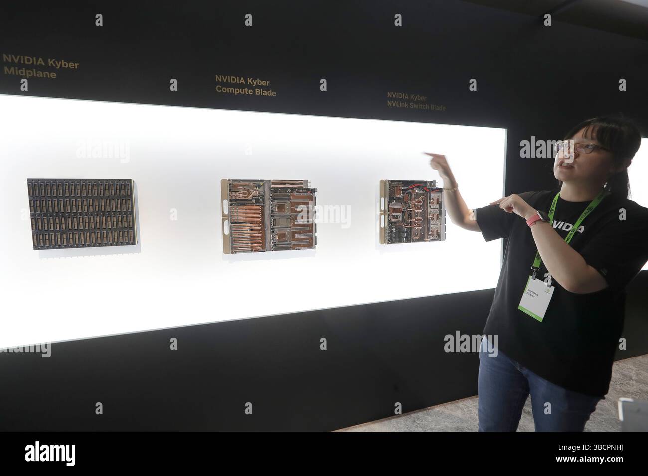 A staff of Nvidia explains the Nvidia Kyber Midplane, Compute blade and ...