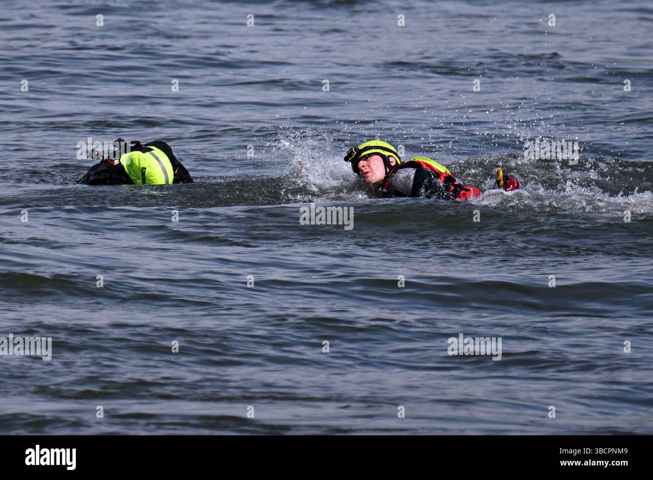 Duesseldorf, Germany. 21st May, 2025. A firefighter swims in the Rhine ...