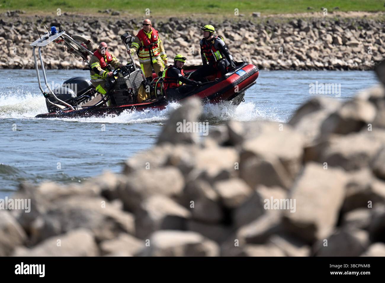 Duesseldorf, Germany. 21st May, 2025. A fire department boat on the ...