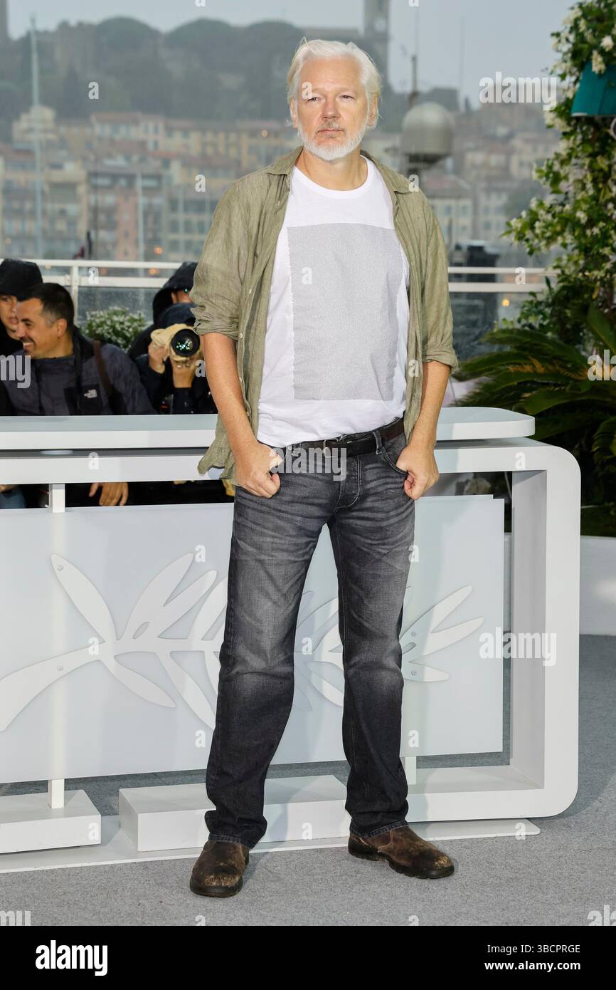Julian Assange poses at the photocall of 'The Six Billion Dollar Man ...