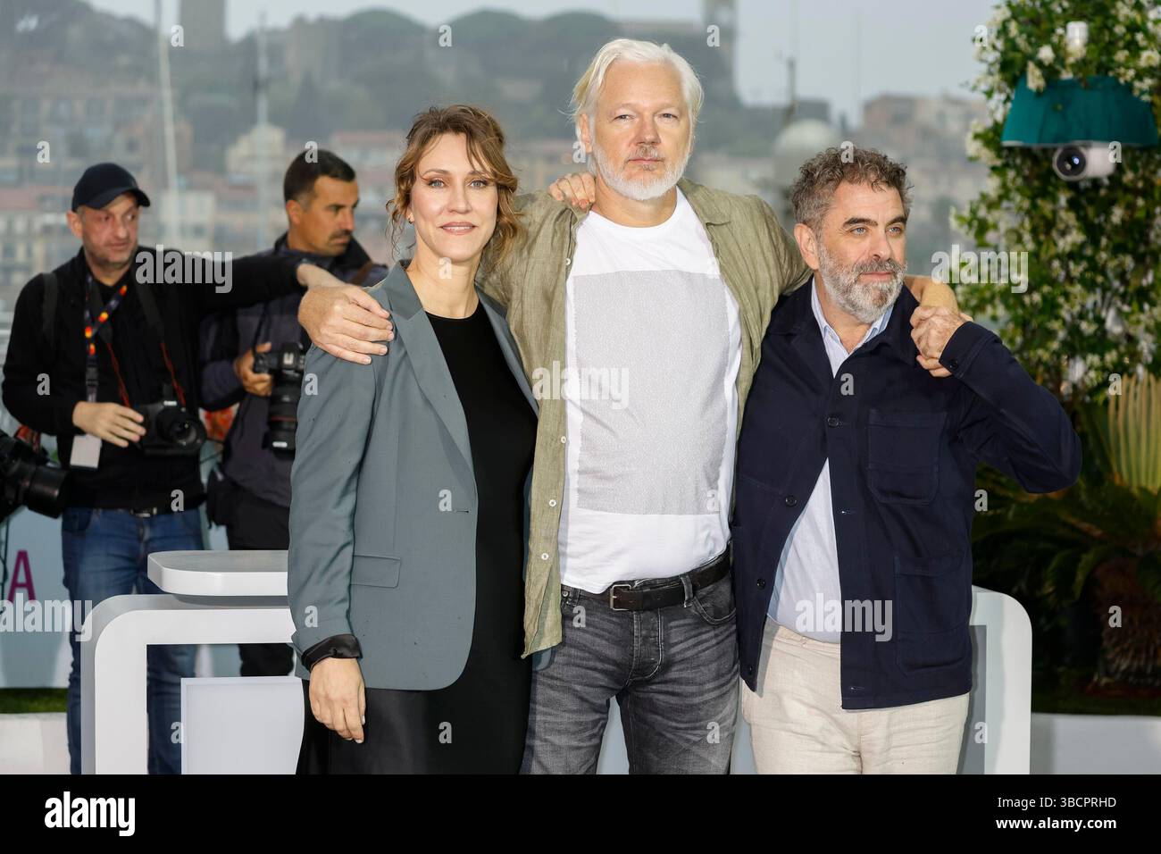 Jennifer Robinson, Julian Assange and Eugene Jarecki pose at the ...