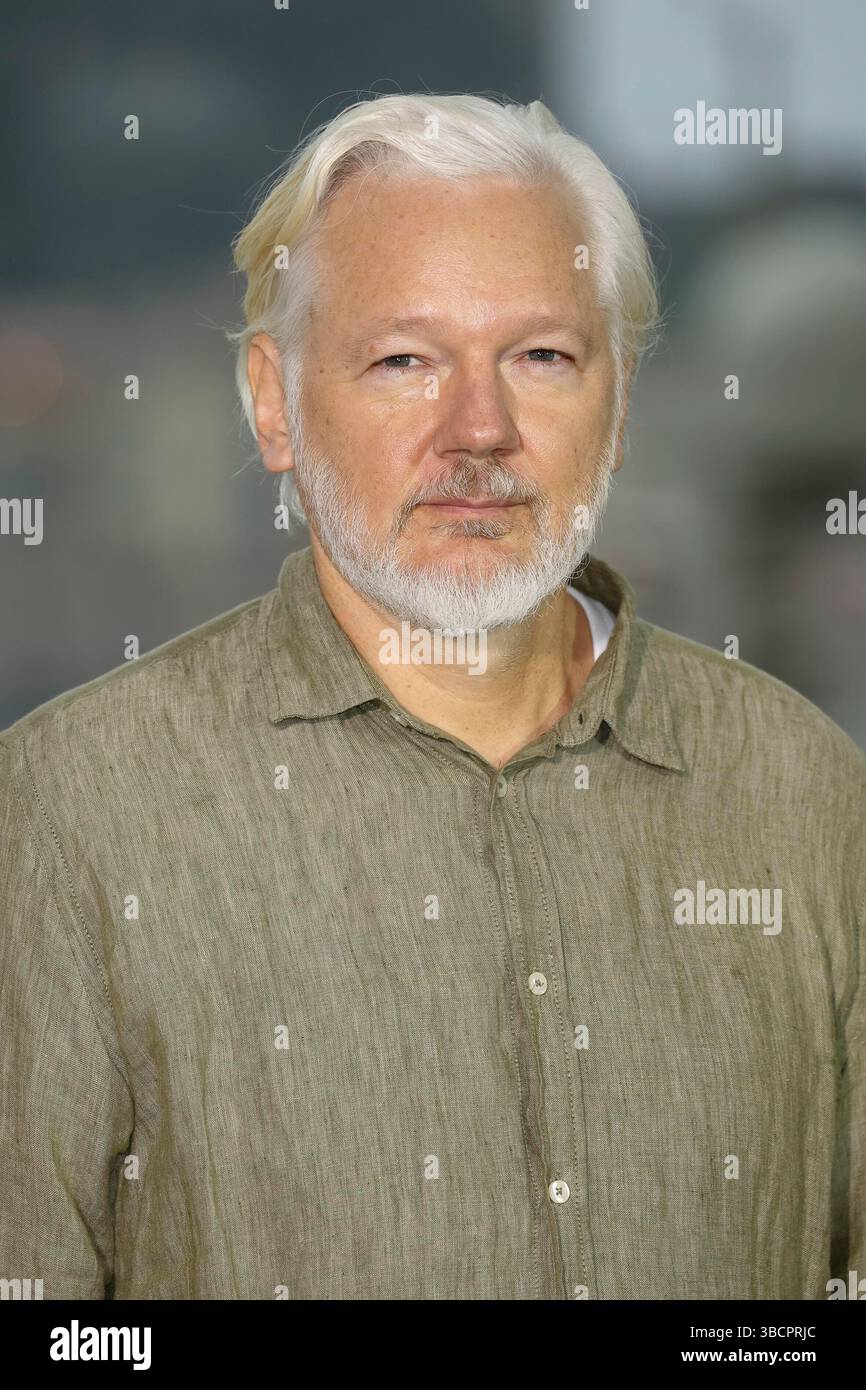Julian Assange poses at the photocall of 'The Six Billion Dollar Man ...