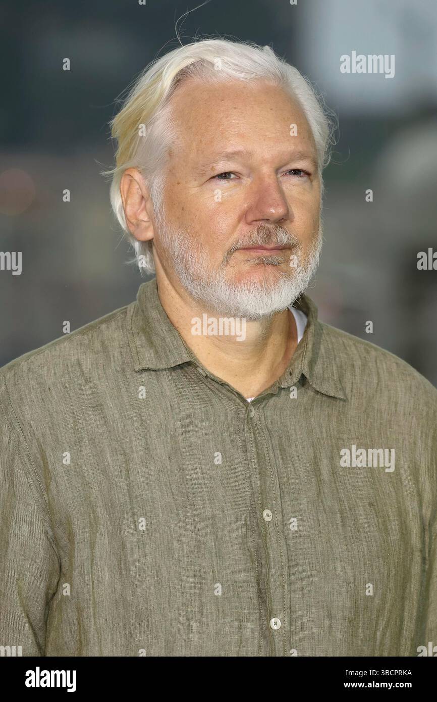 Julian Assange poses at the photocall of 'The Six Billion Dollar Man ...