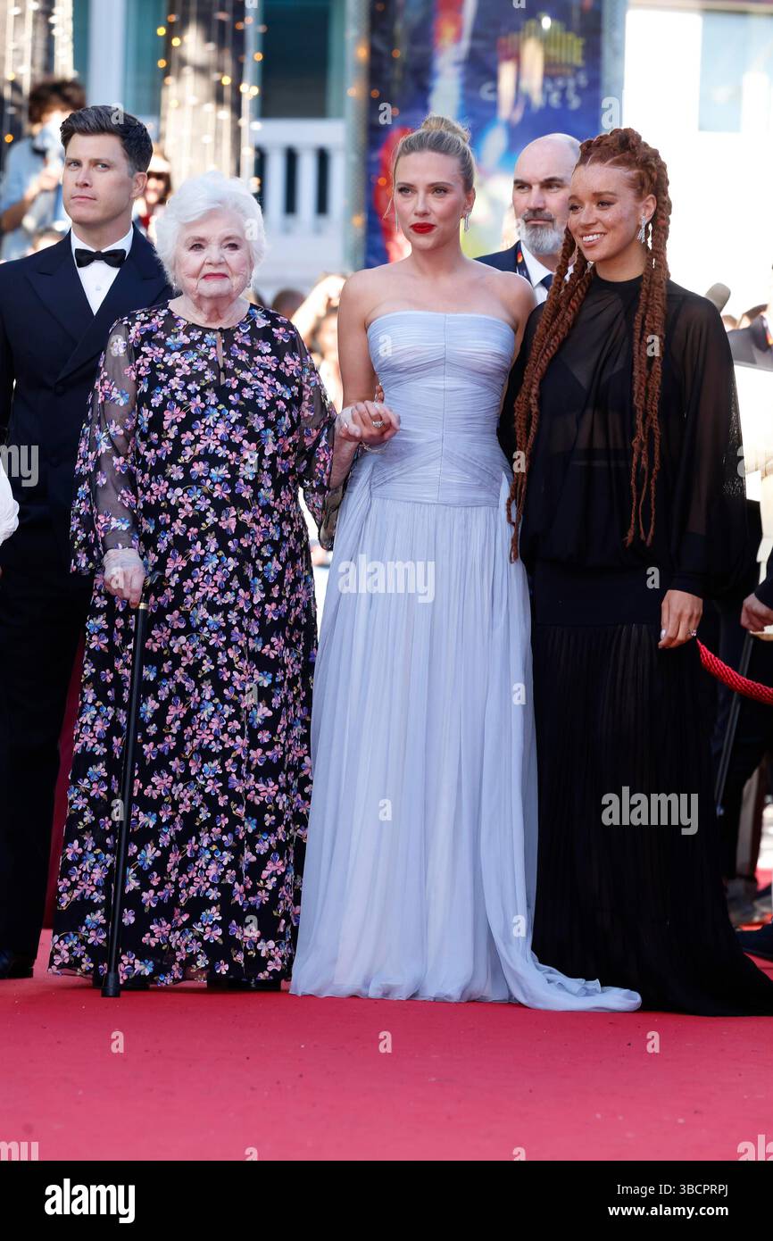 June Squibb, Scarlett Johansson and Erin Kellyman arrive at the ...