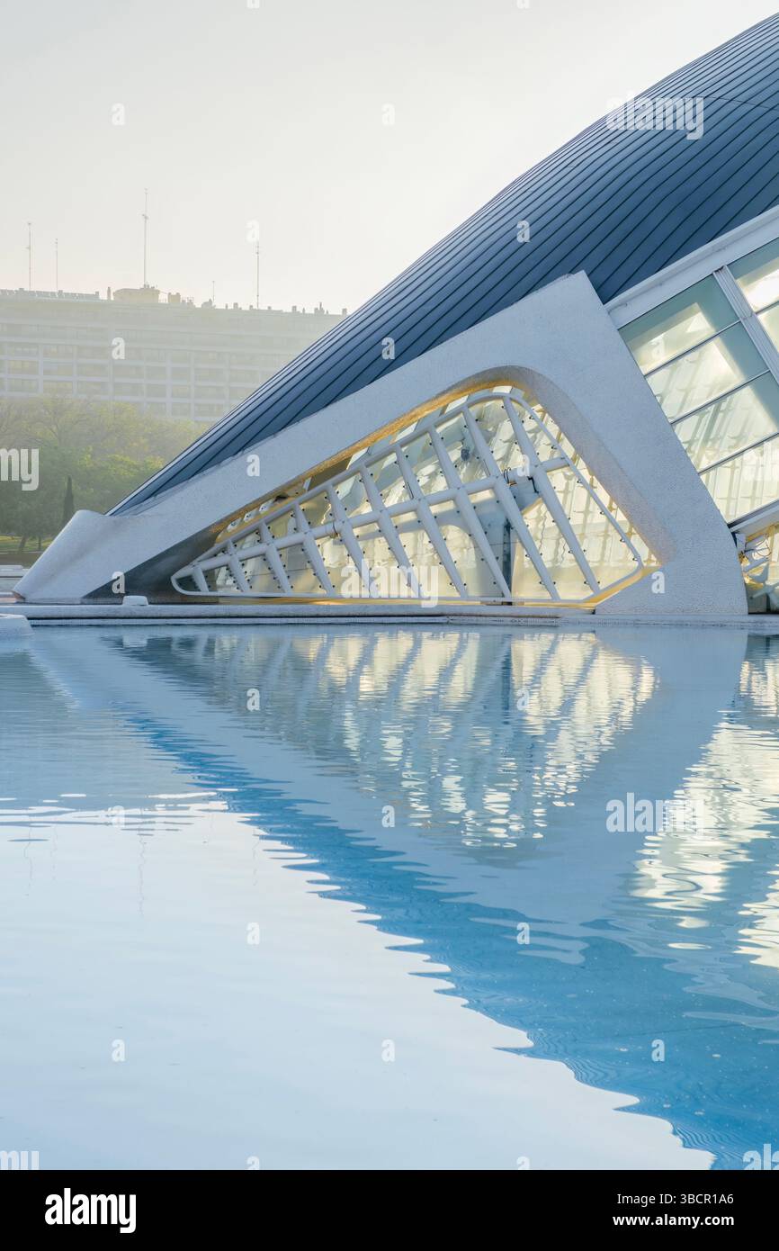 Hemisferic building detail water hi-res stock photography and images ...