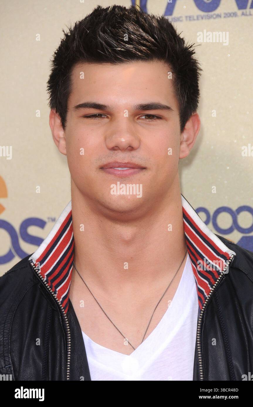 Taylor Launter at the 2009 MTV Movie Awards held at the Gibson ...
