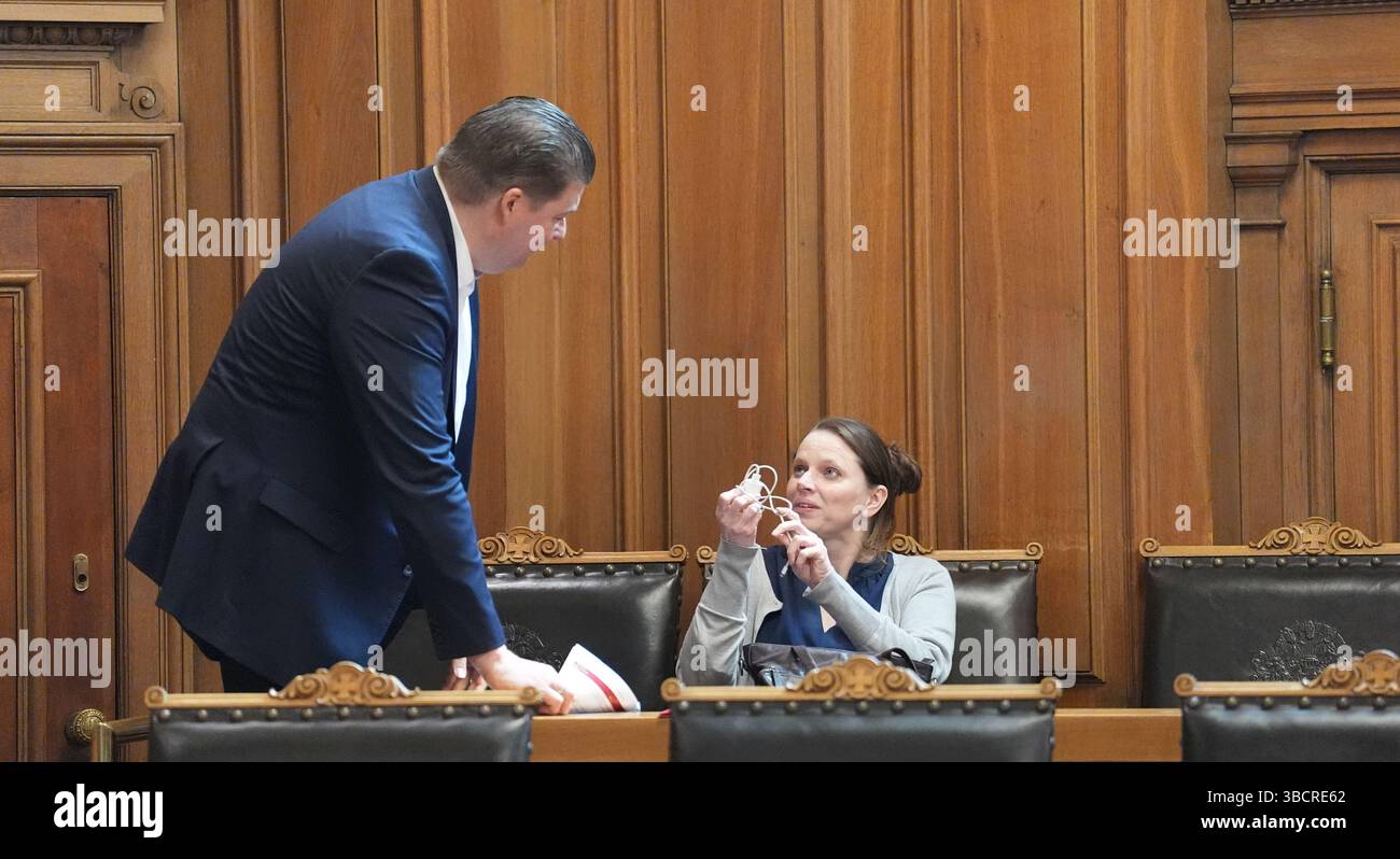 21 May 2025, Hamburg: Andreas Dressel (l, SPD), Senator for Finance and ...