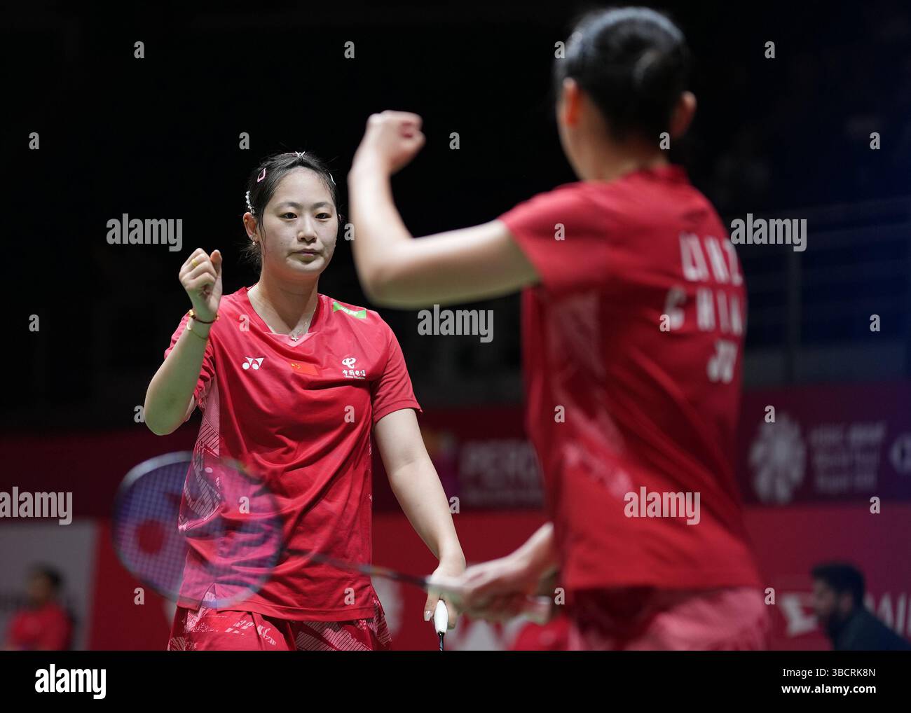 (250521) -- KUALA LUMPUR, May 21, 2025 (Xinhua) -- Keng Shuliang (L)/Li ...