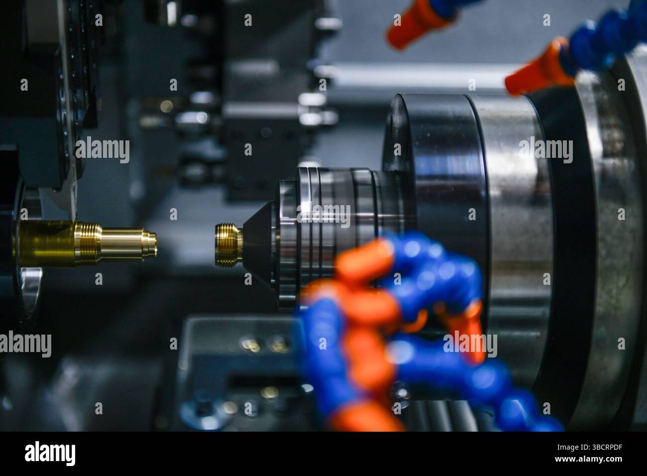 The CNC lathe machine thread cutting the screw metal shaft parts Stock ...