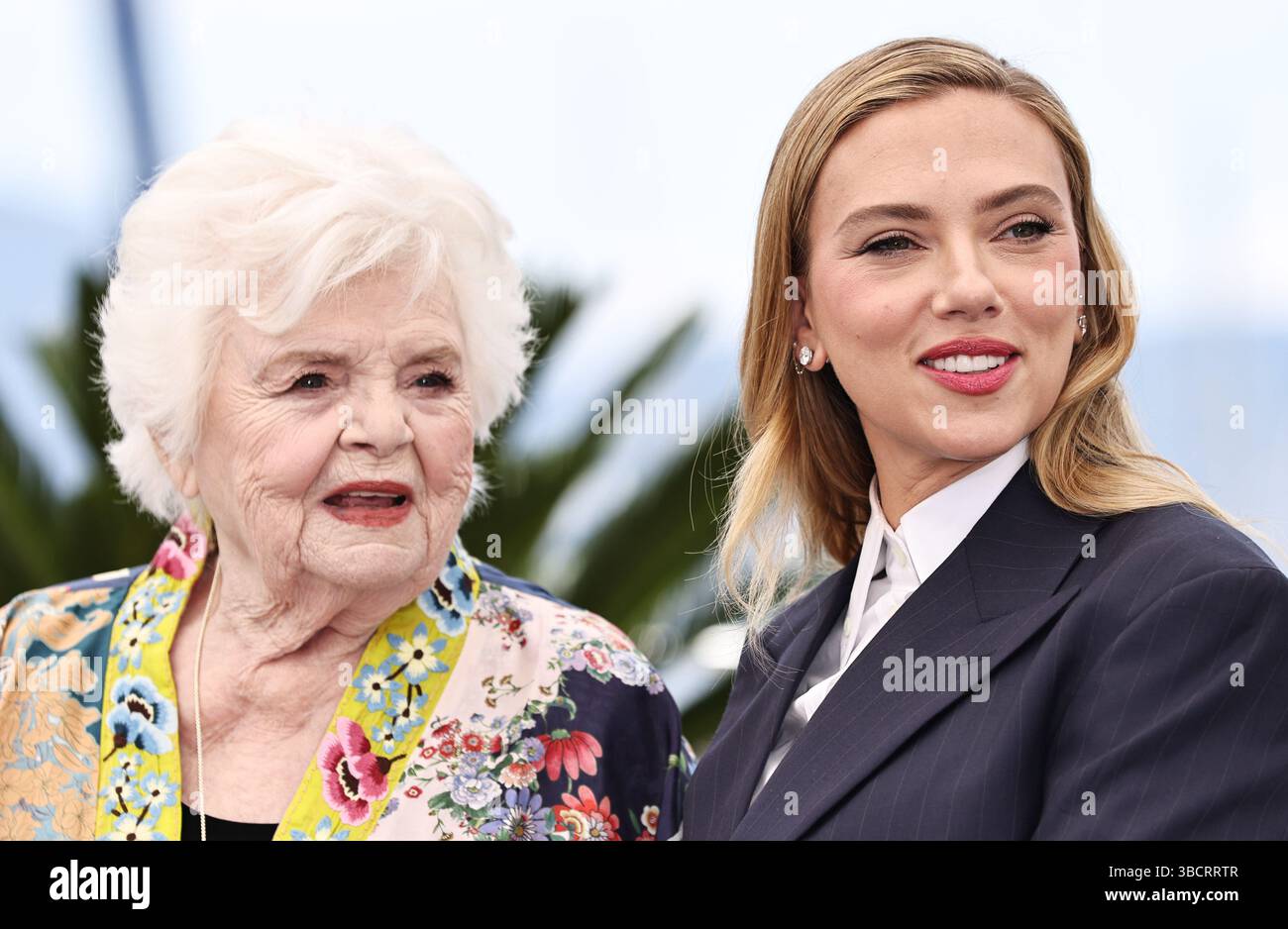 (250521) -- CANNES, May 21, 2025 (Xinhua) -- U.S. director Scarlett ...