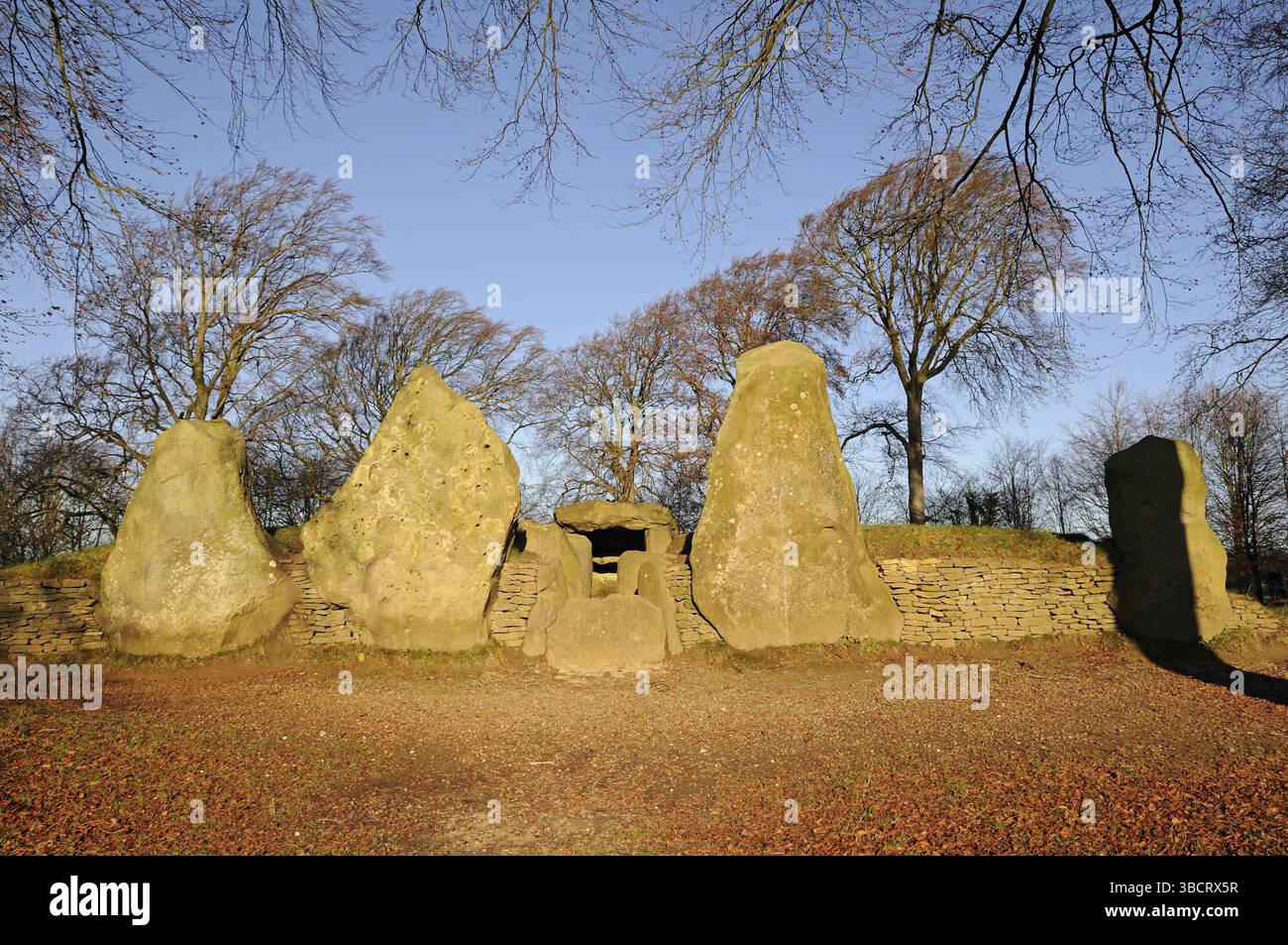 Waylands Smithy. Neolithic Barrow Burial Chambers The Site Sits on the ...