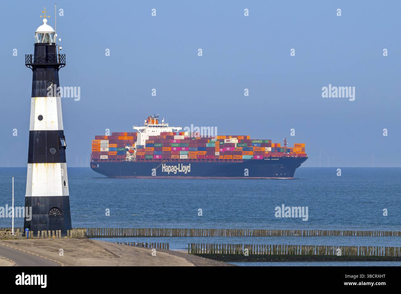 Container ship, containership Hudson Express of the Hapag-Lloyd AG shipping company sailing on ...