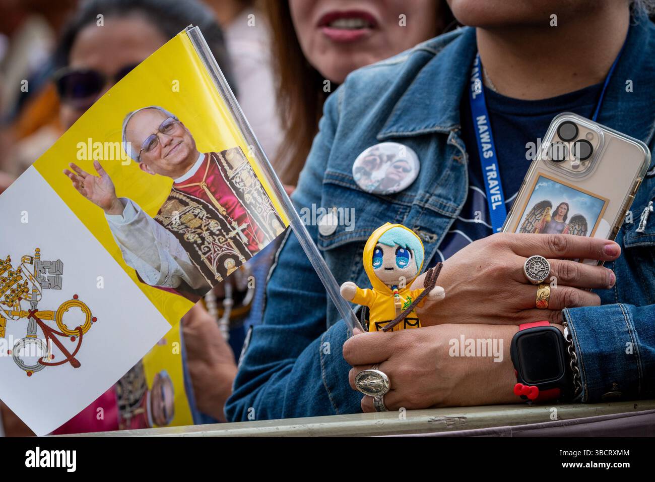 Vatican, Vatican. 21st May, 2025. A faithful holds a flag depicting ...