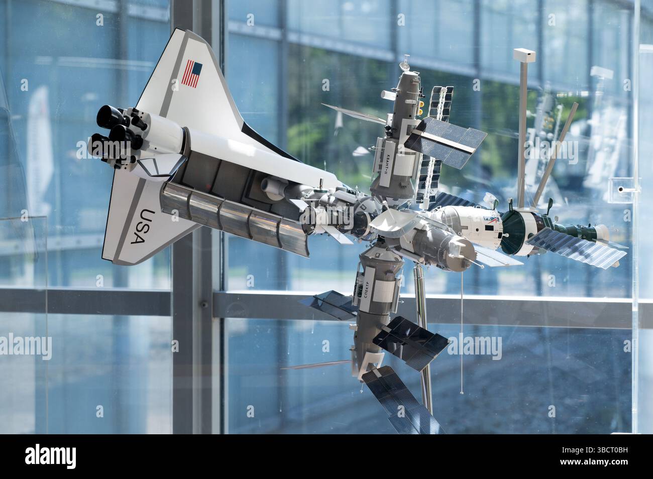 Model of the ISS space station with docked space shuttle, SpaceTech.NRW ...