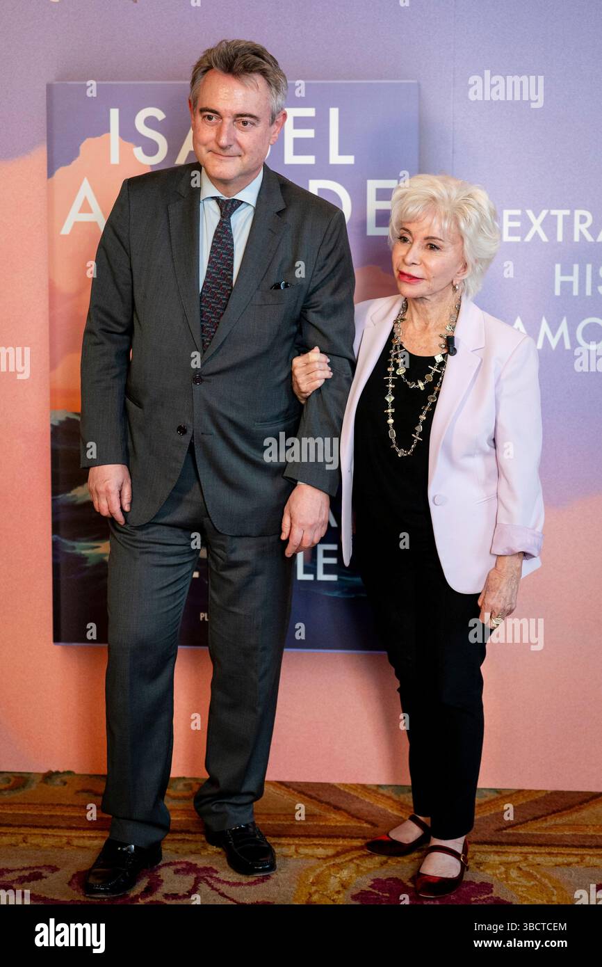 Chilean writer Isabel Allende (r) poses before the press conference for ...
