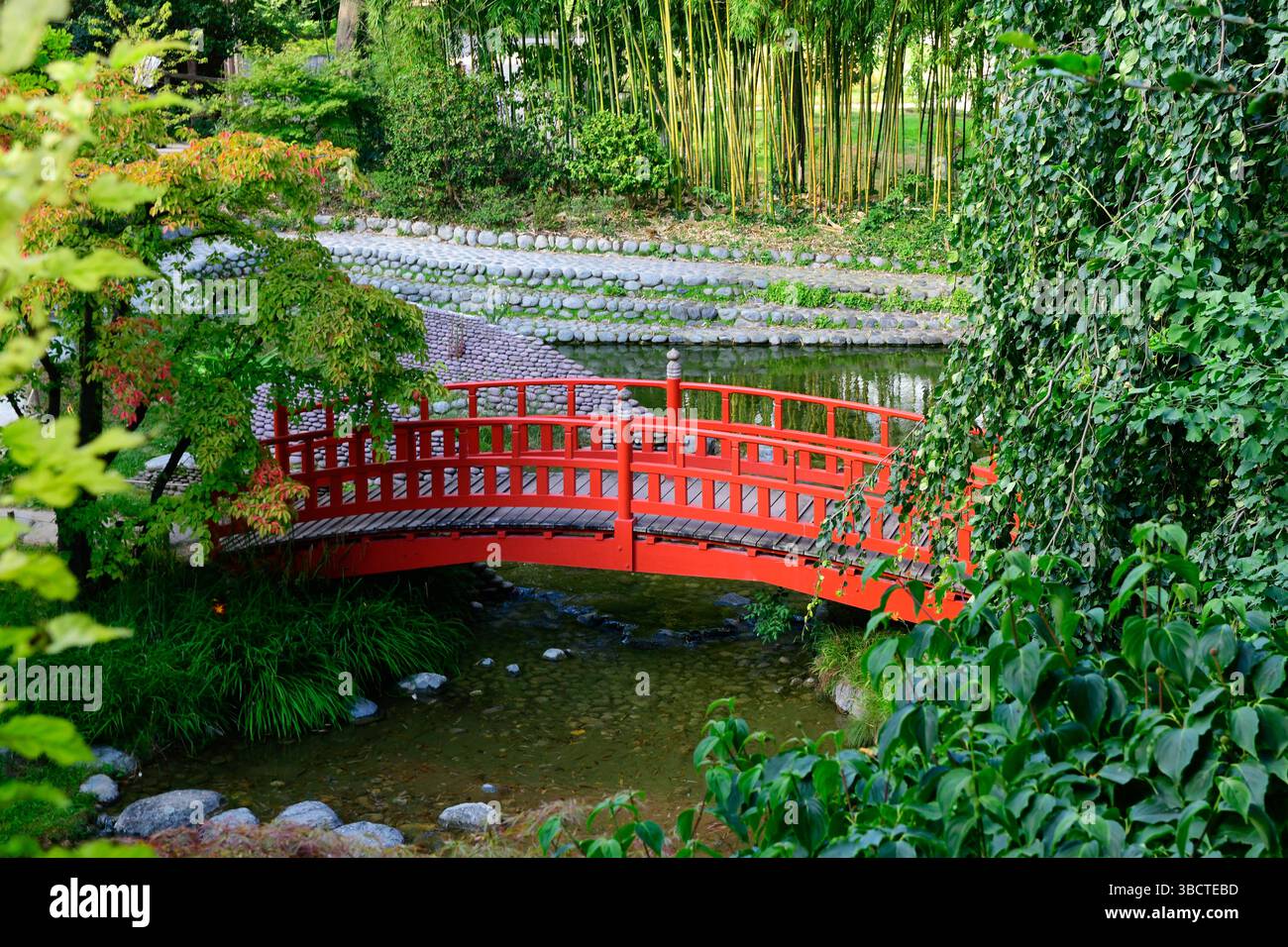 Japanese wooden bridge in Albert Kahn park, Boulogne-Billancourt ...