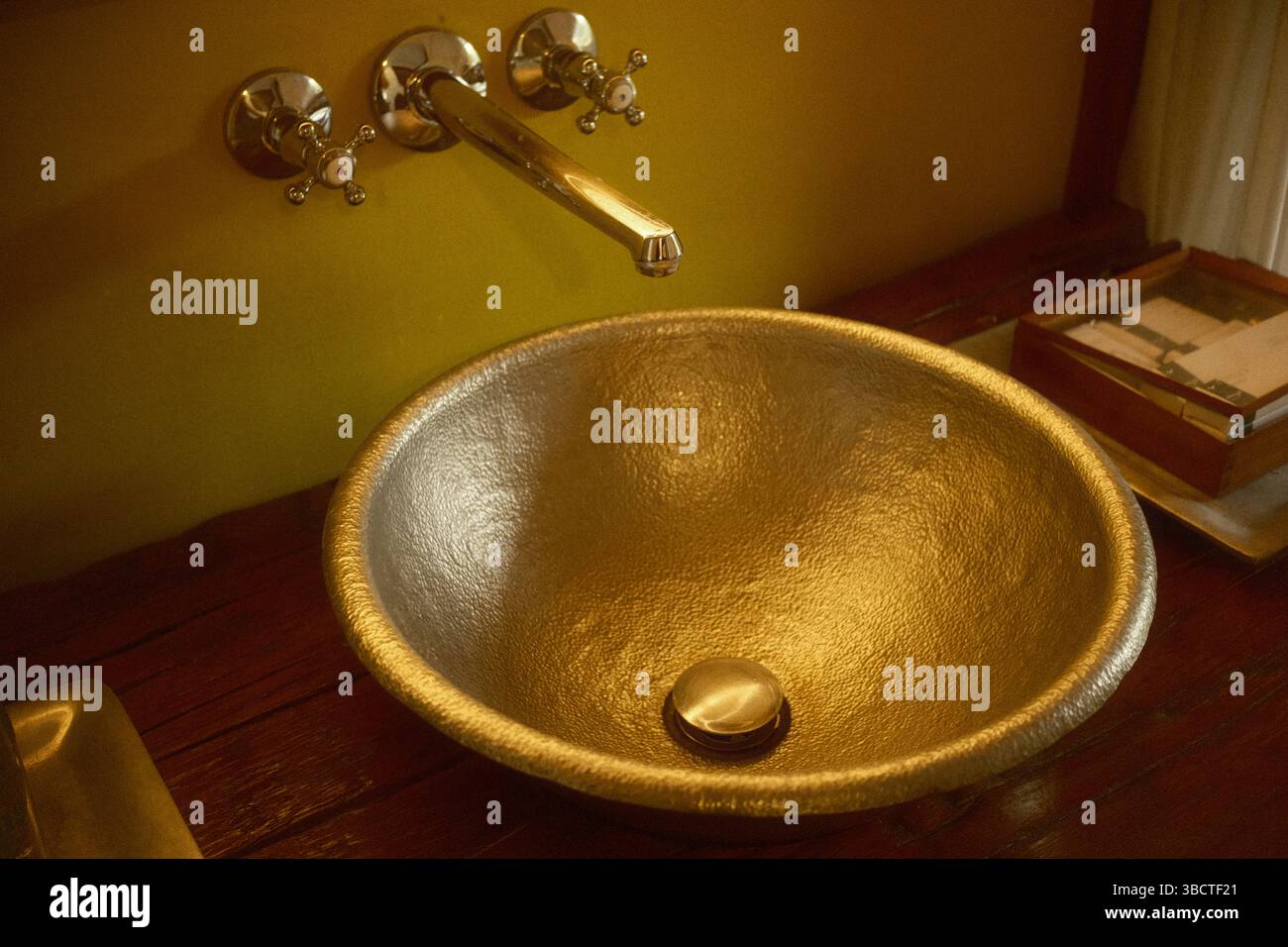Elegant metallic wash basin hi-res stock photography and images - Alamy