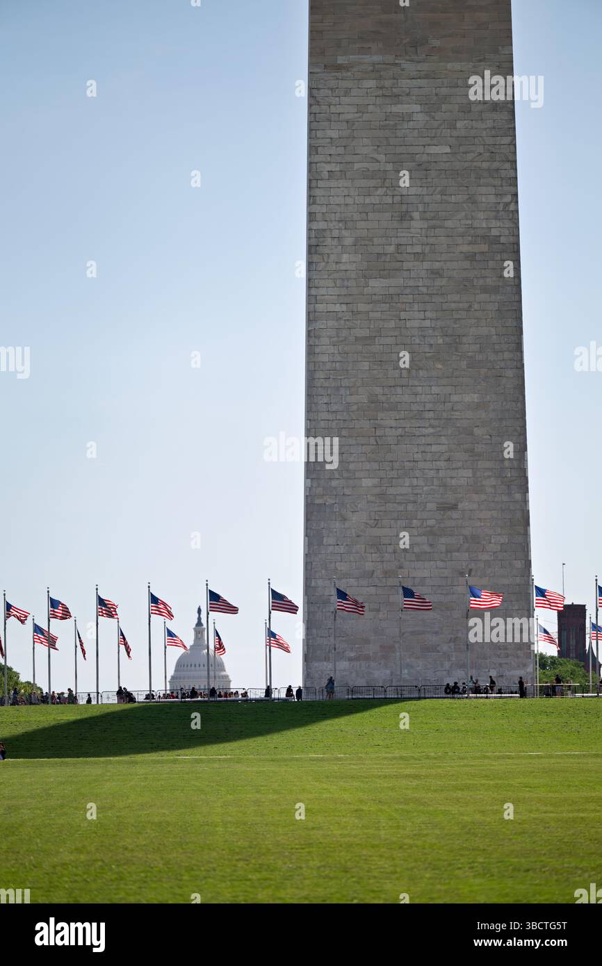 WASHINGTON DC, United States — The Washington Monument stands ...