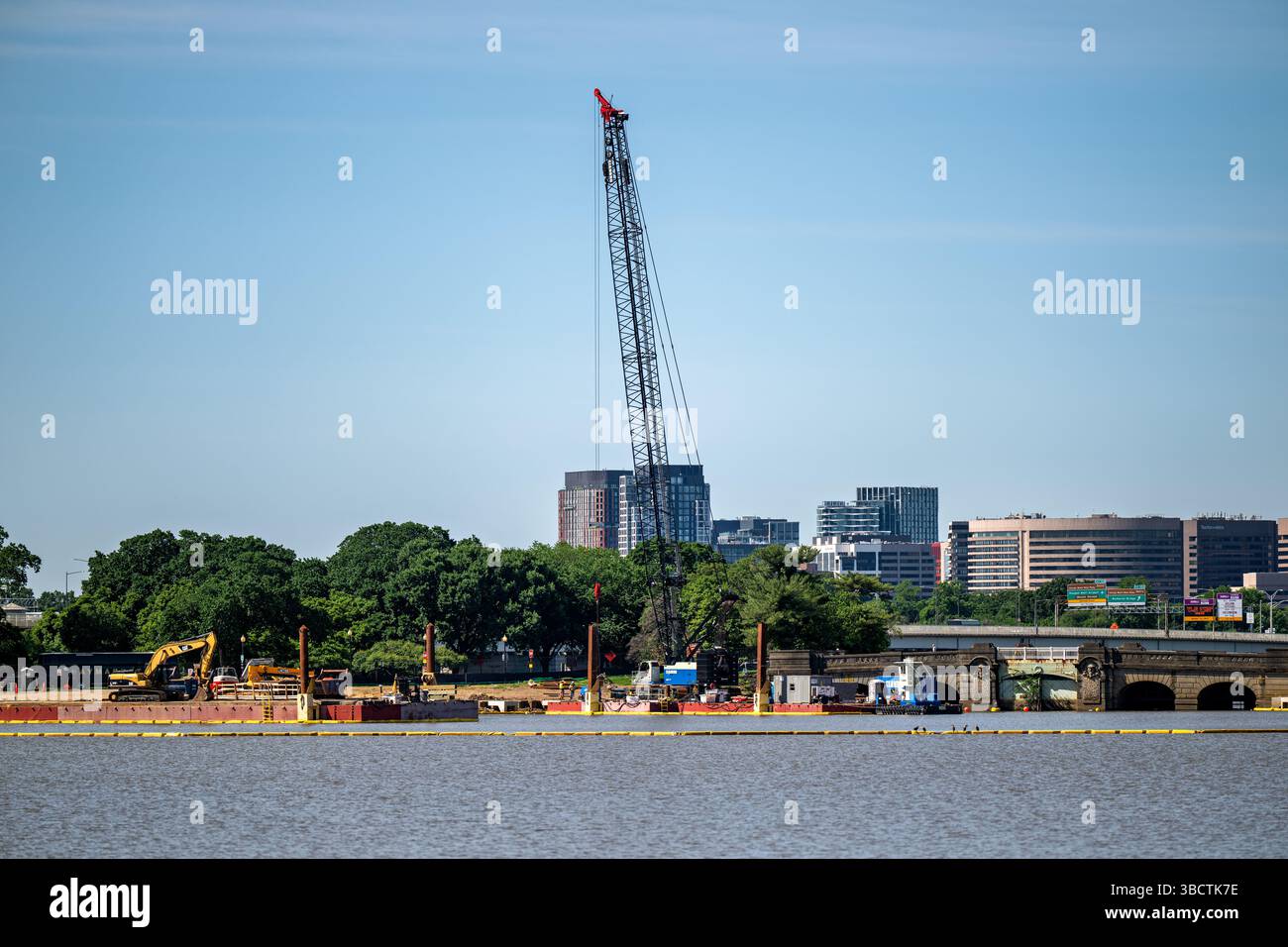 WASHINGTON DC, United States — The Tidal Basin seawall reconstruction ...
