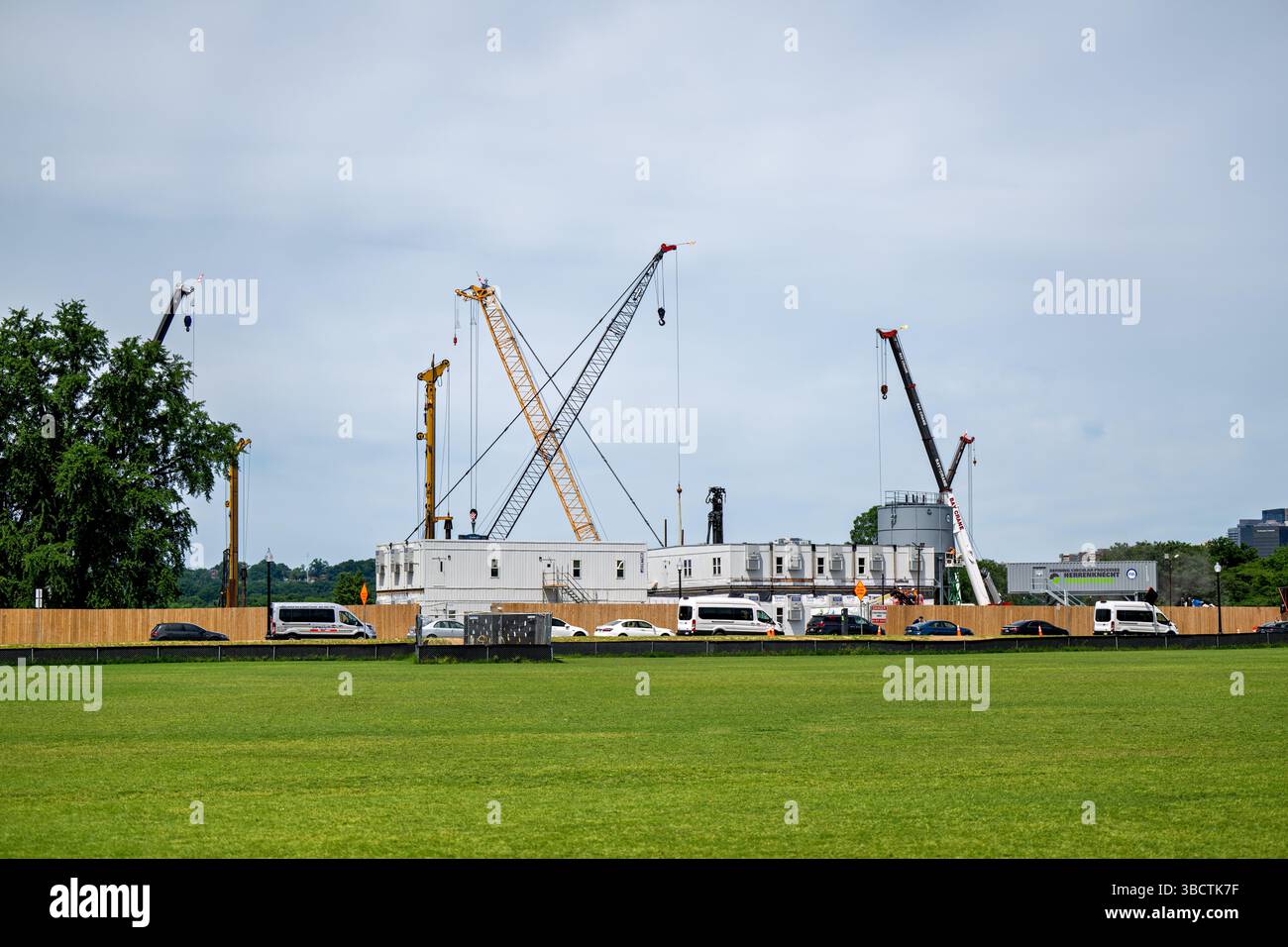 Tidal basin project staging area hi-res stock photography and images ...