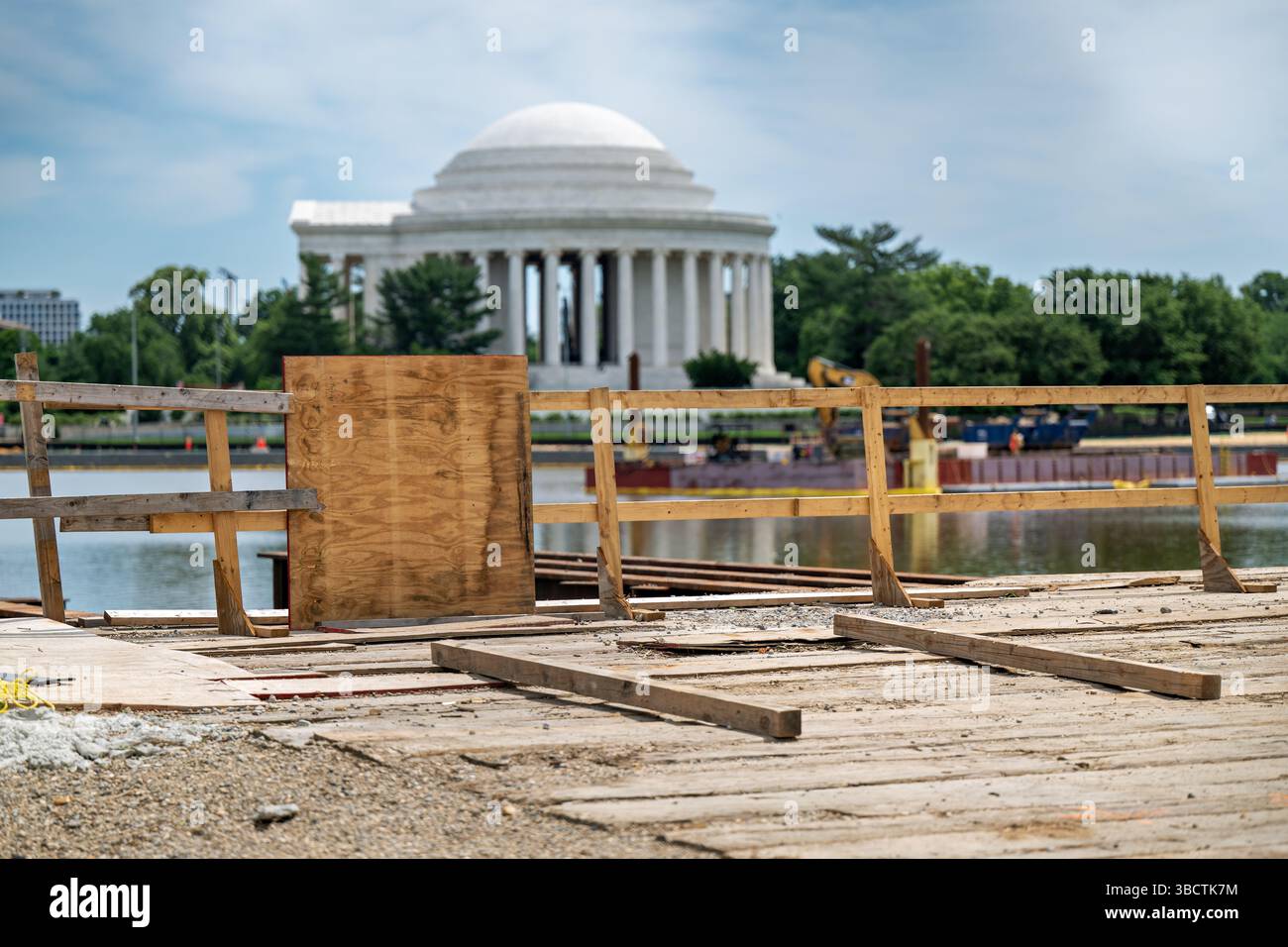 WASHINGTON DC, United States — The Tidal Basin seawall reconstruction ...
