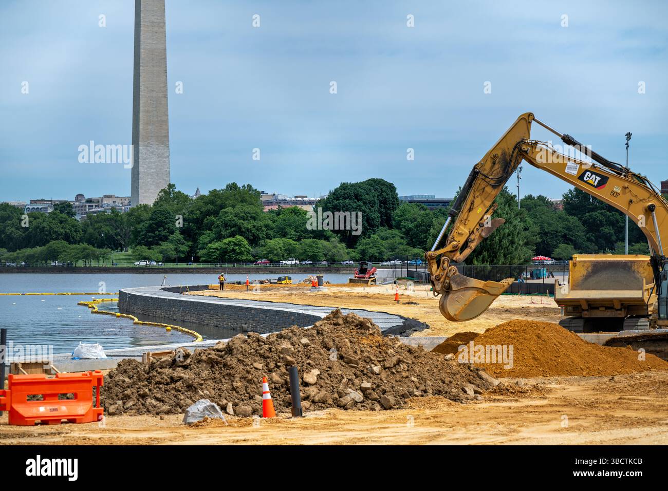 WASHINGTON DC, United States — The Tidal Basin seawall reconstruction ...