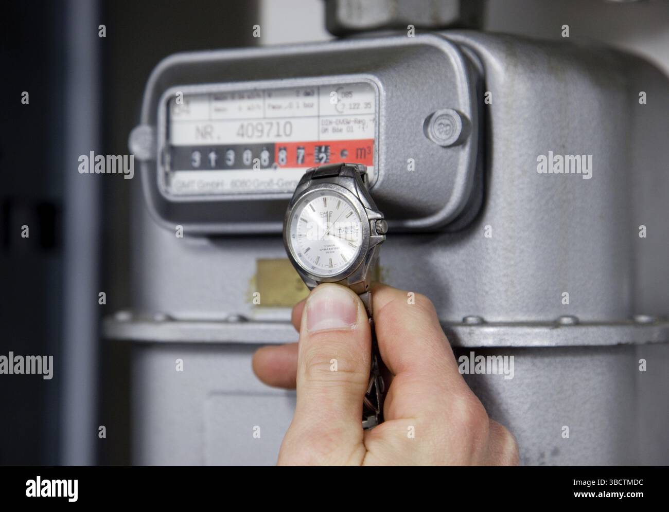 Measuring gas consumption at the gas meter Stock Photo - Alamy