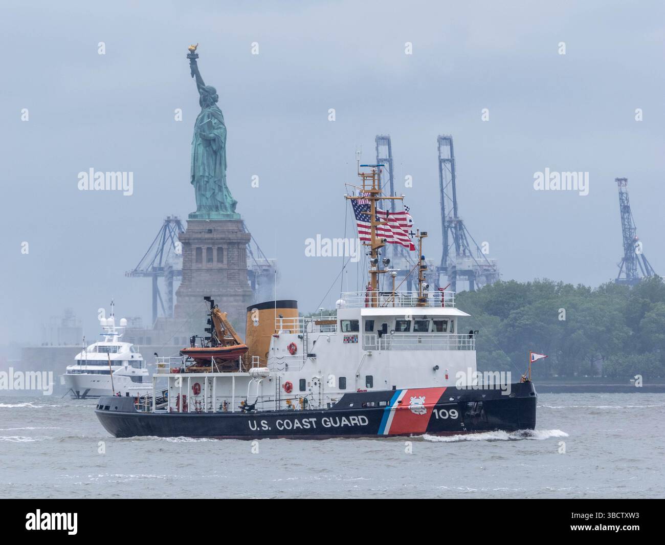 New York, New York, USA. 21st May, 2025. USCGC Sturgeon Bay (WTGB 109 ...