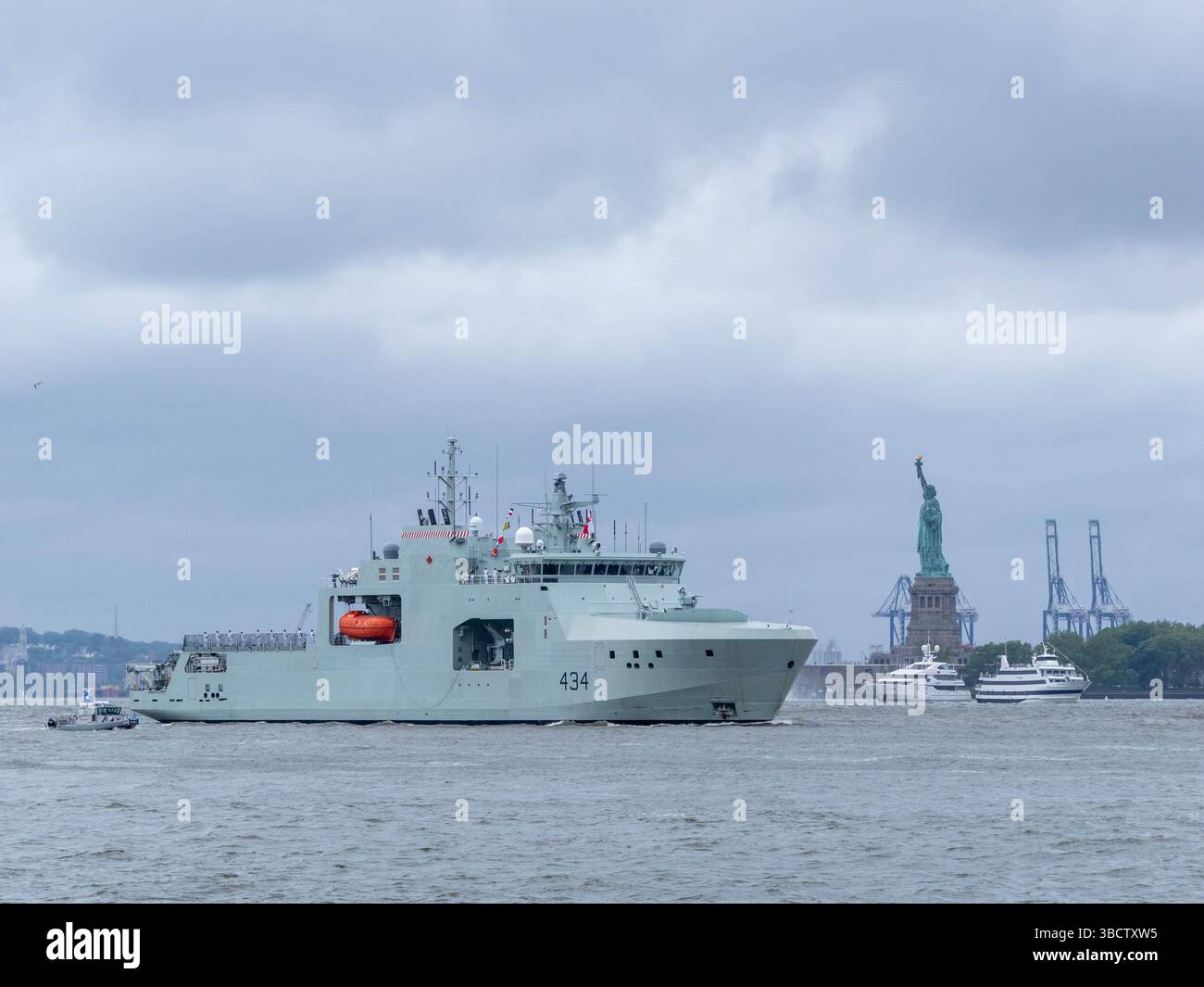 New York, New York, USA. 21st May, 2025. Canada's HMCS Frédérick ...