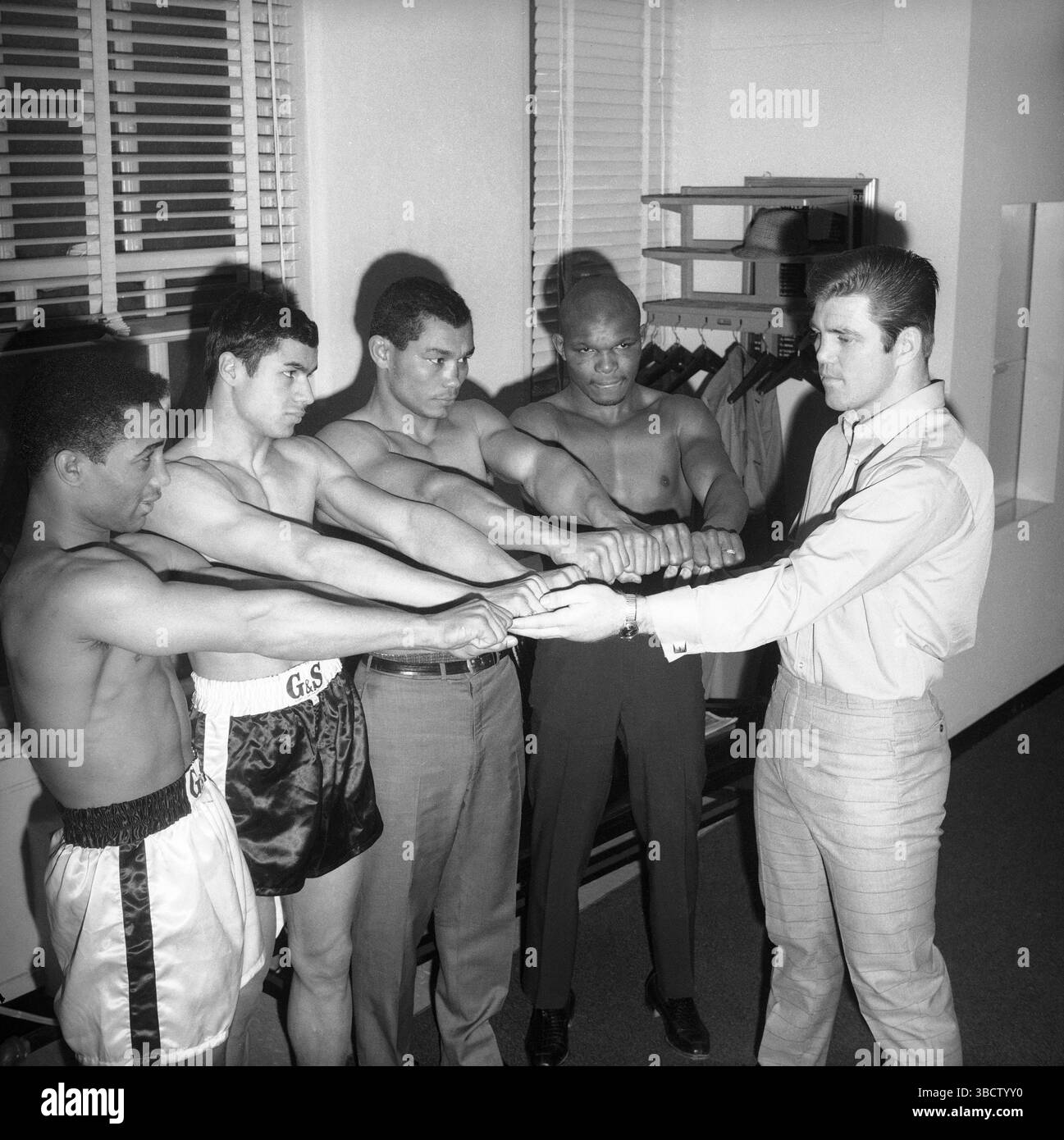 Heavyweight boxer, Jerry Quarry, right, poses with four middleweight ...