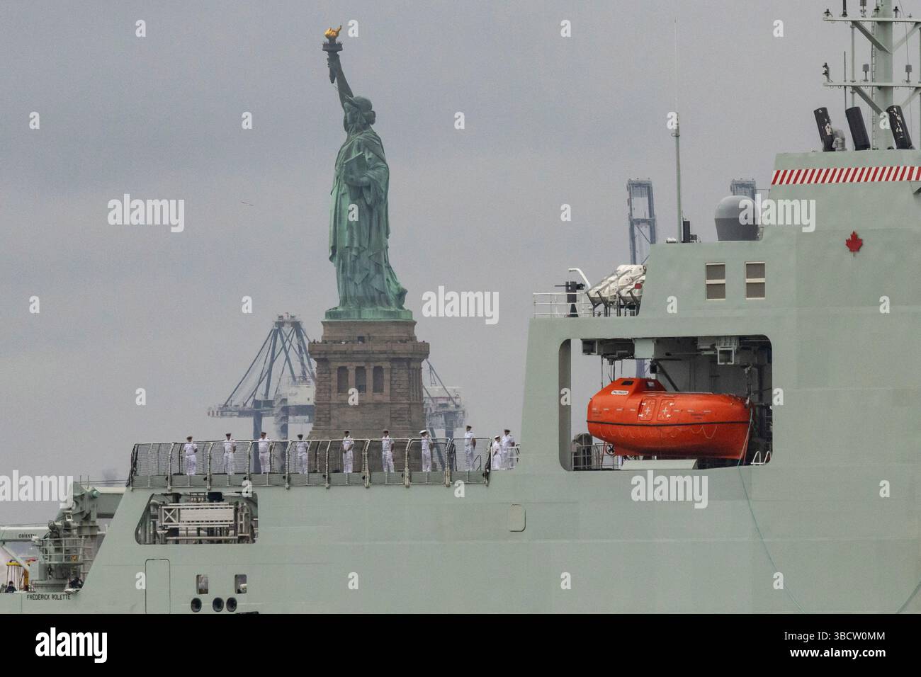 Canada's HMCS Frédérick Rolette passes the Statue of Liberty during ...