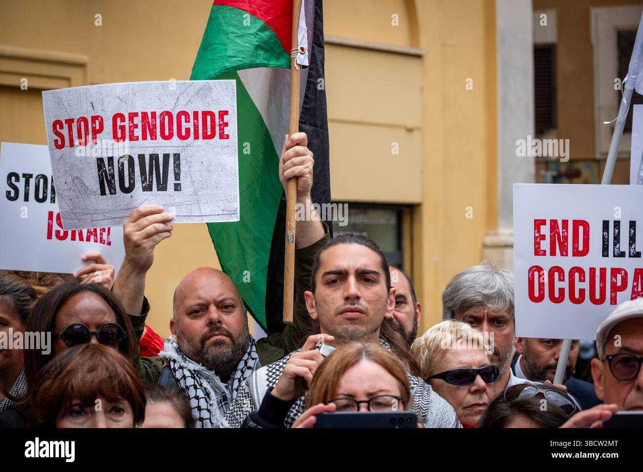Rome, Rm, Italy. 21st May, 2025. Palestinian solidarity flash mob in ...