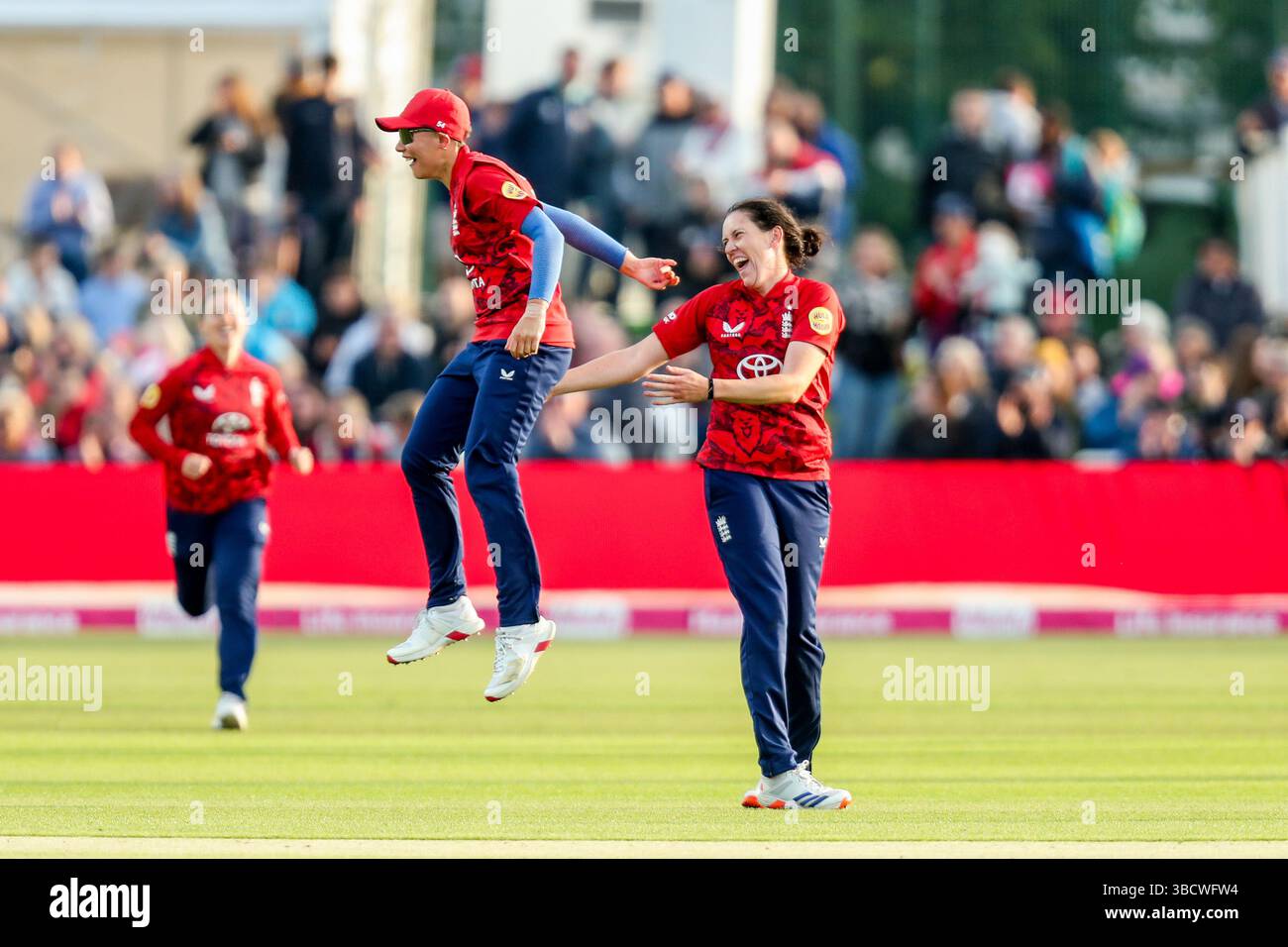 Canterbury, UK. 21st May, 2025. Issy Wong celebrates with Emily Arlott ...