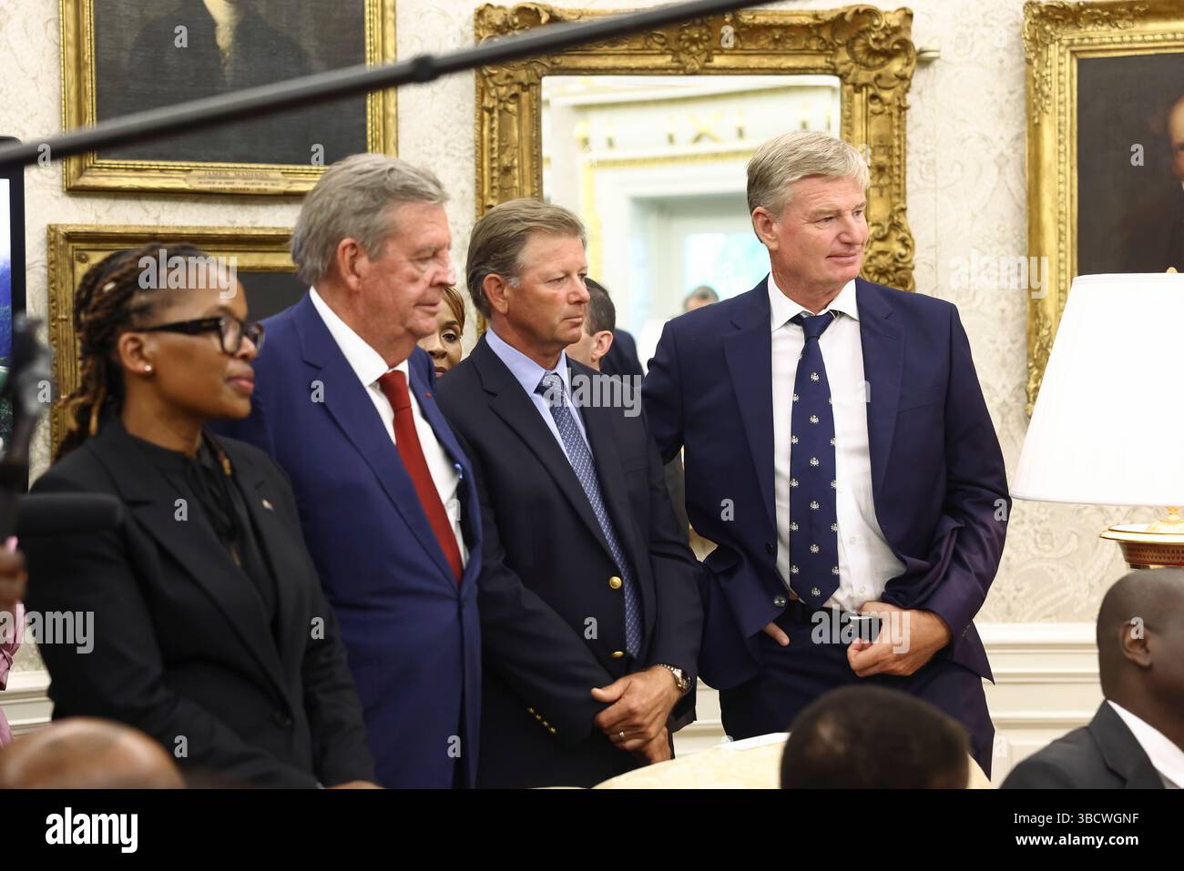 South African golfers Ernie Els, right, and Retief Goosen, second right ...