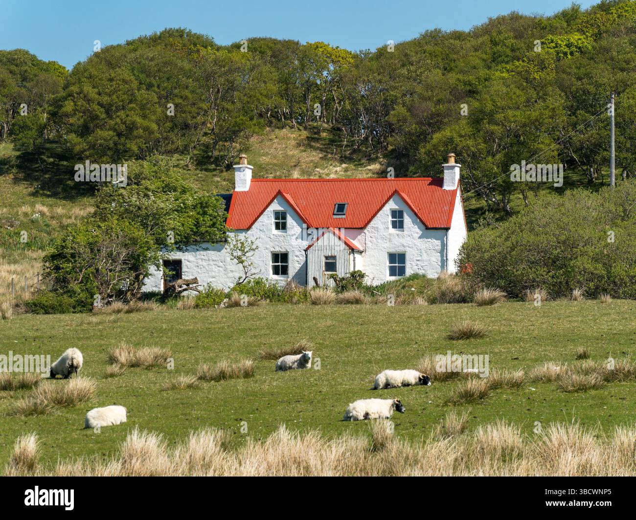 Red painted cottage house hi-res stock photography and images - Alamy