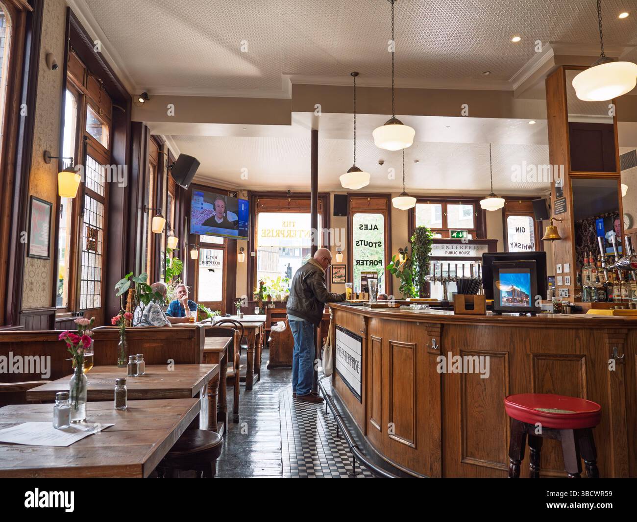 Interior traditional english pub hi-res stock photography and images ...